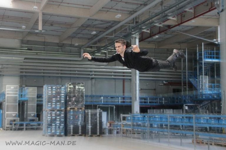 Die FLYING ILLUSION vom Zauberer & Illusionist MAGIC MAN